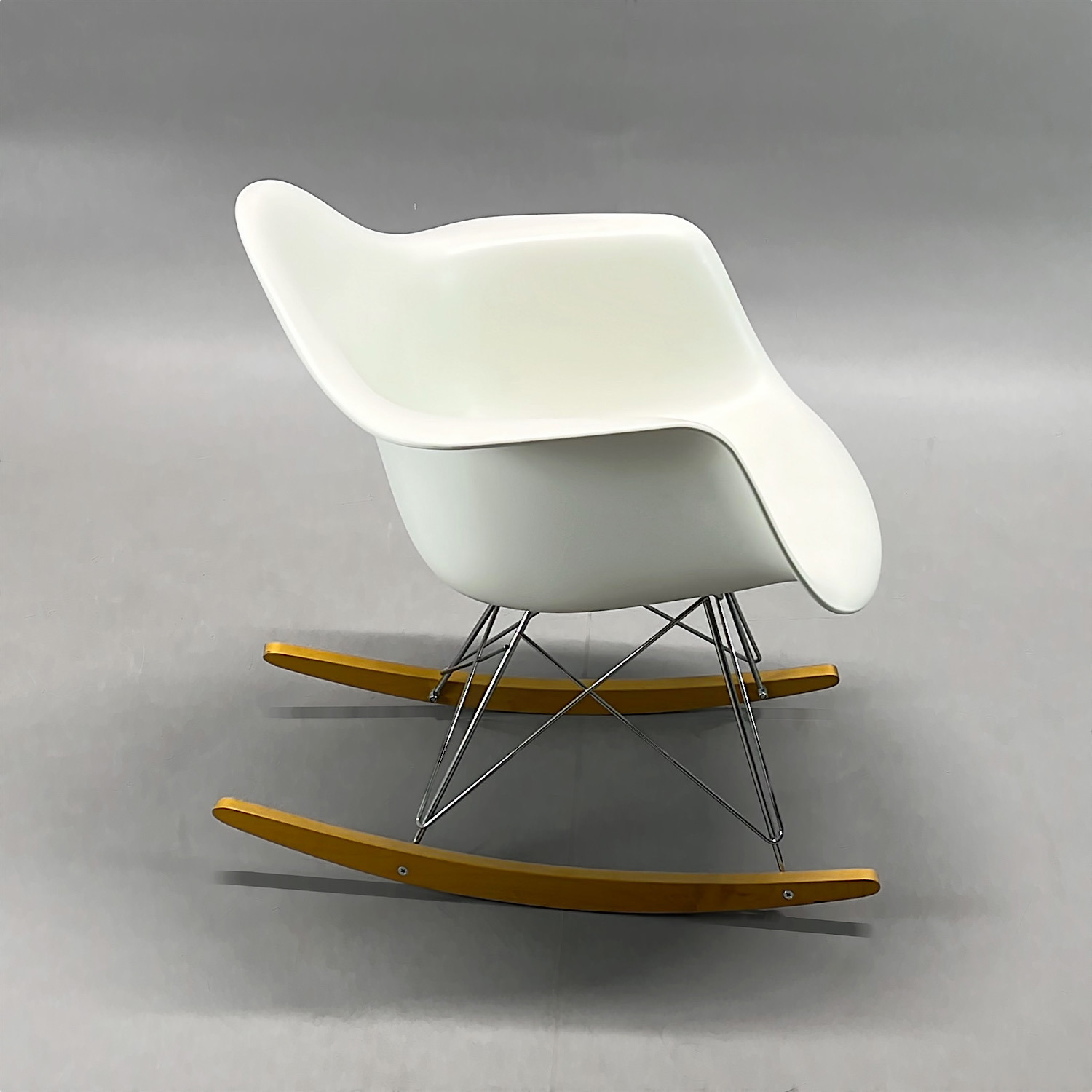 Charles & Ray Eames - Plastic Armchair RAR - VITRA | Auktion